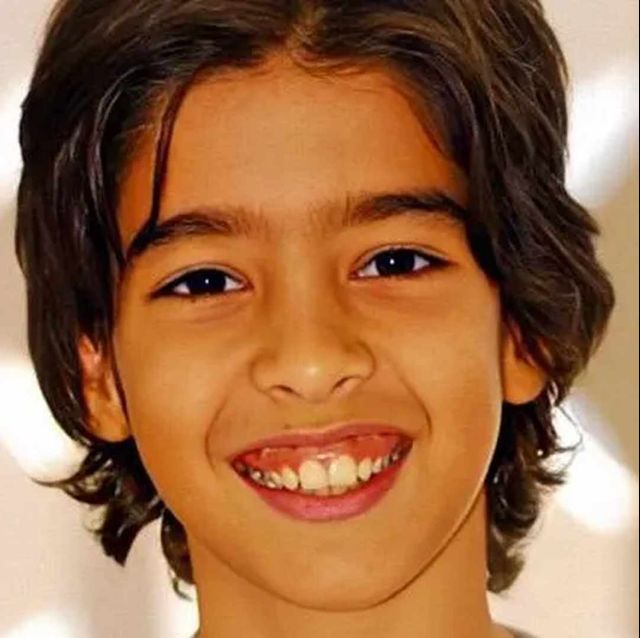 Lembra dele. Matheus Costa cresceu, virou um homem lindo e vive romance